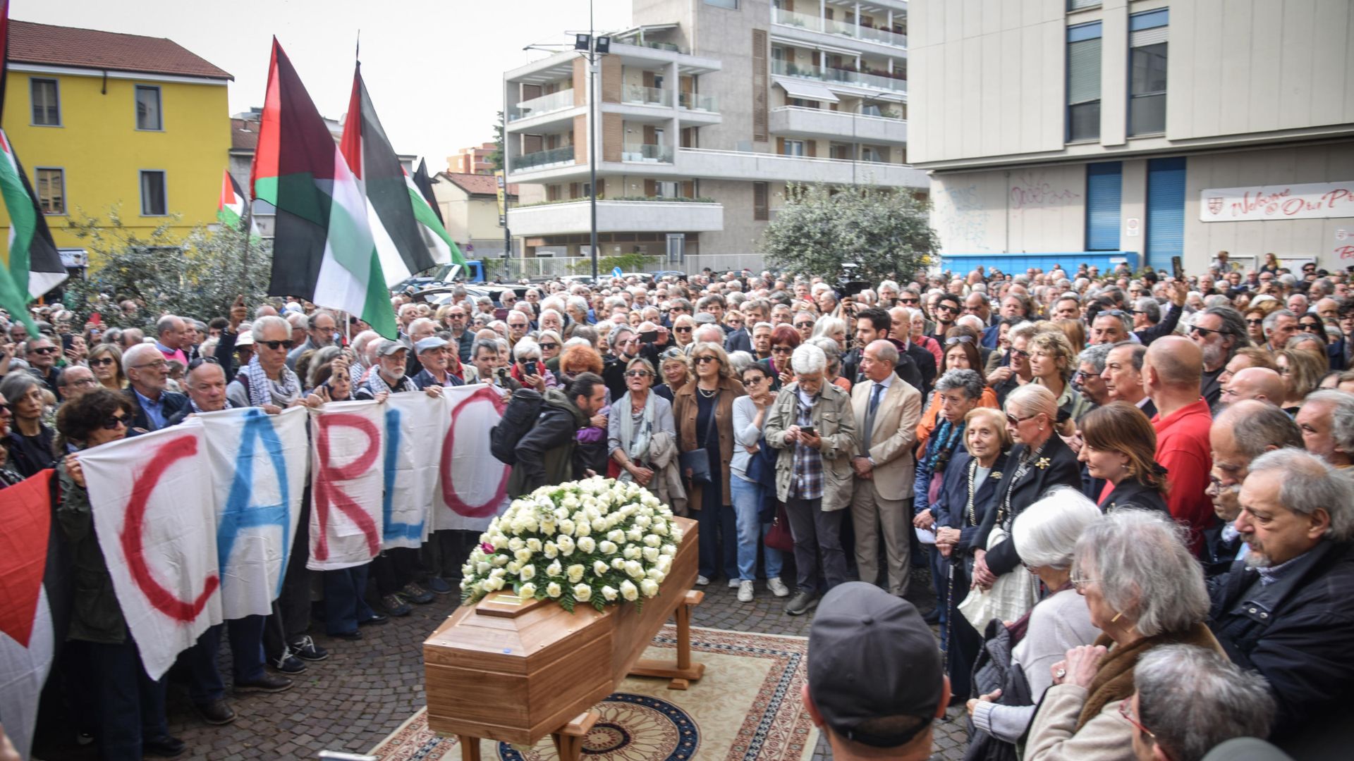 “Ciao Carlo, sarai sempre in piazza con noi”. In migliaia ai funerali ...